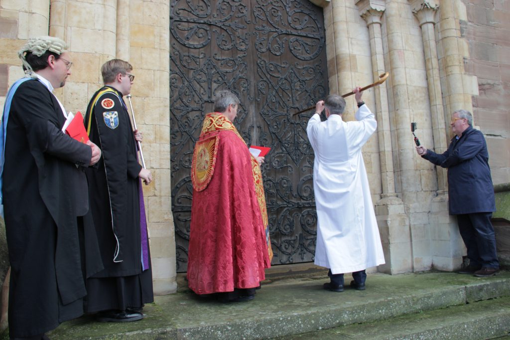 IN PICTURES - Hundreds welcome new Bishop of Worcester - The ...
